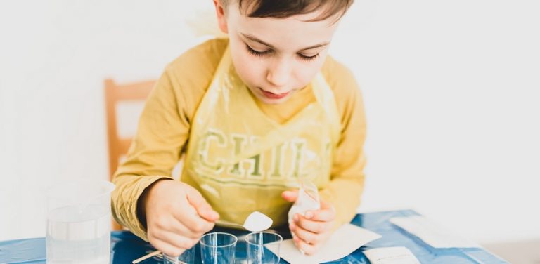 10 idei de experimente stiintifice de facut cu copiii - Mami si copilul